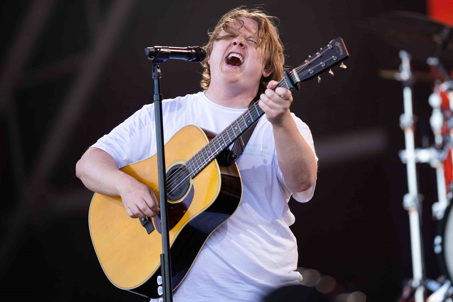 LEWIS CAPALDI pubblica il singolo "STAY LOVE" - FAREMUSIC